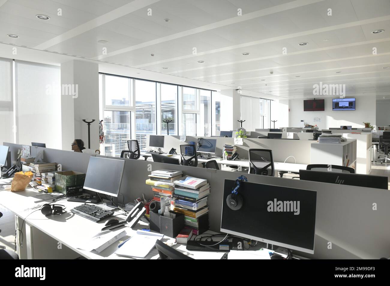 Newspaper office interior hi-res stock photography and images - Alamy