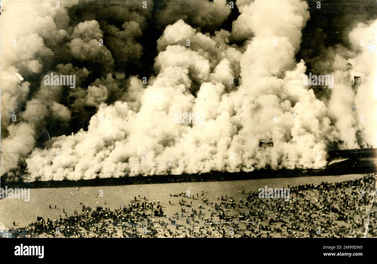 Disastrous fire at Coney Island Amusement Park, USA, when 100,000 ...