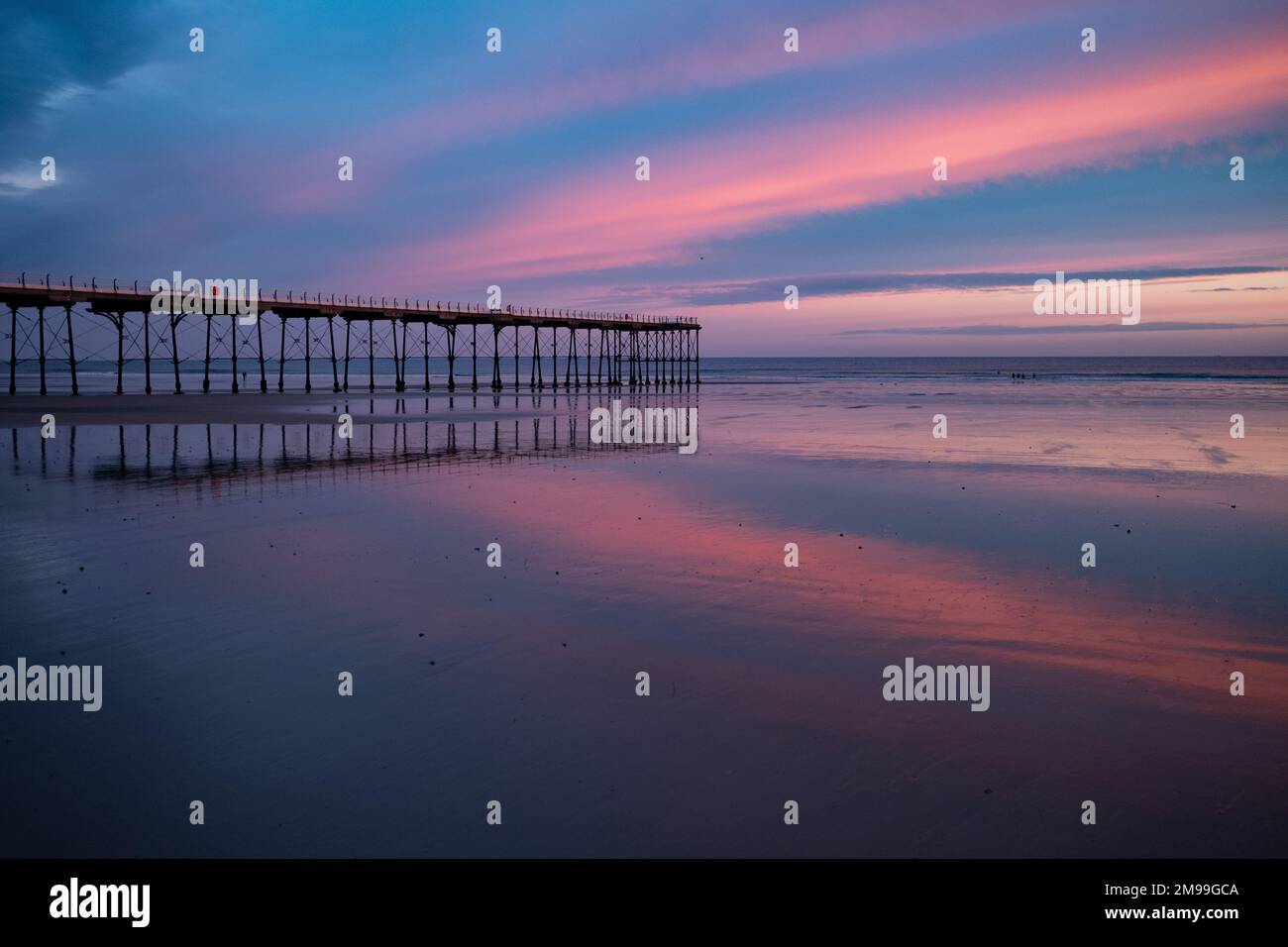 Saltburn saltburn beach saltburn pier sunrise hi-res stock photography ...