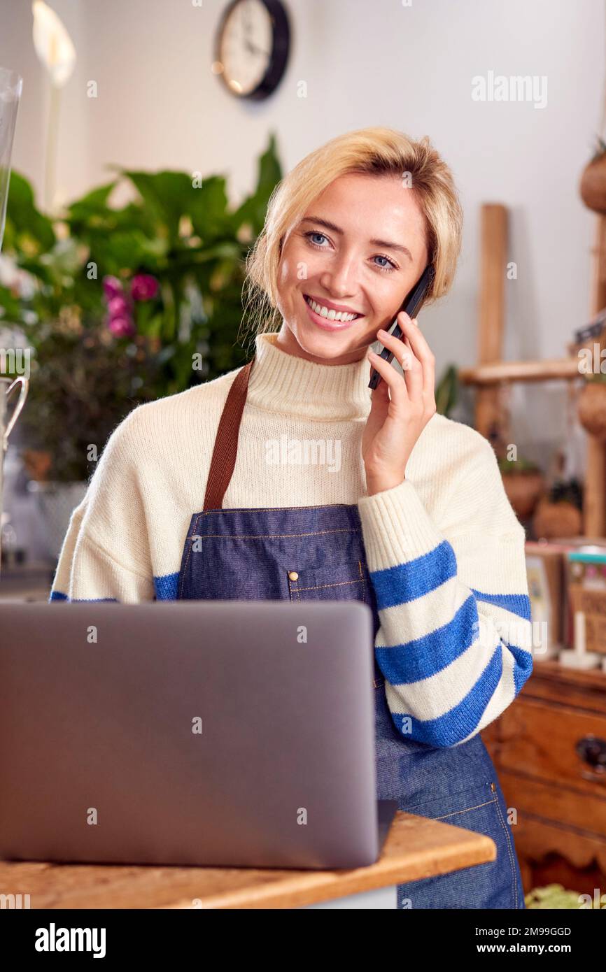 Women talking to shop assistant hi-res stock photography and images - Alamy