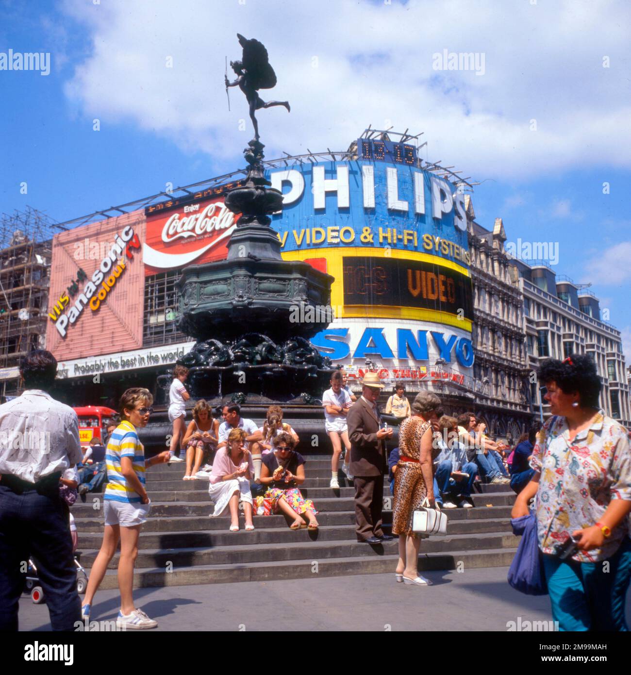 Piccadilly london 1980s circus hi-res stock photography and images - Alamy
