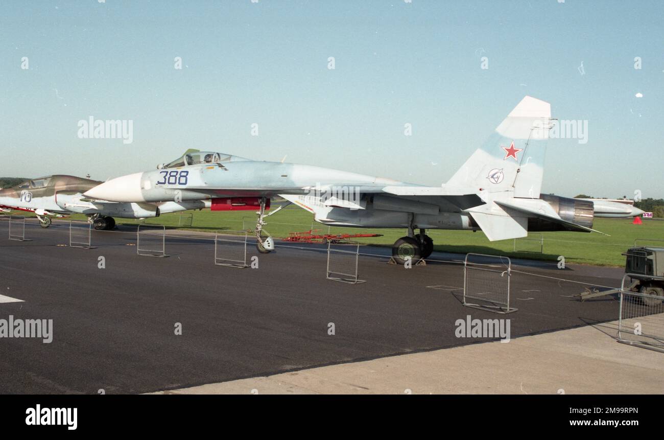Farnborough 92 - Sukhoi Su-27UB 'Blue 389', two-seat trainer version of ...