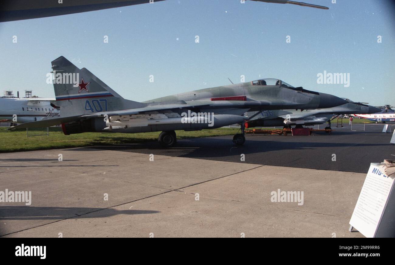 Farnborough 92 - Mikoyan MiG-29S (9-13S) (MSN: 2960507682) 'Blue 407 ...