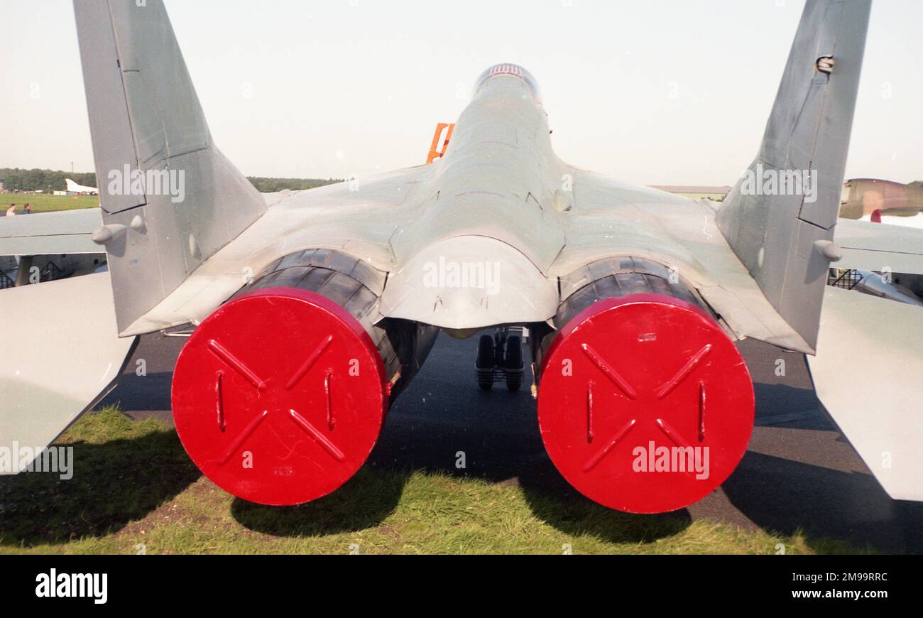 Farnborough 92 - Mikoyan MiG-29M (9-15) 'Blue 156' shown with Vympel ...