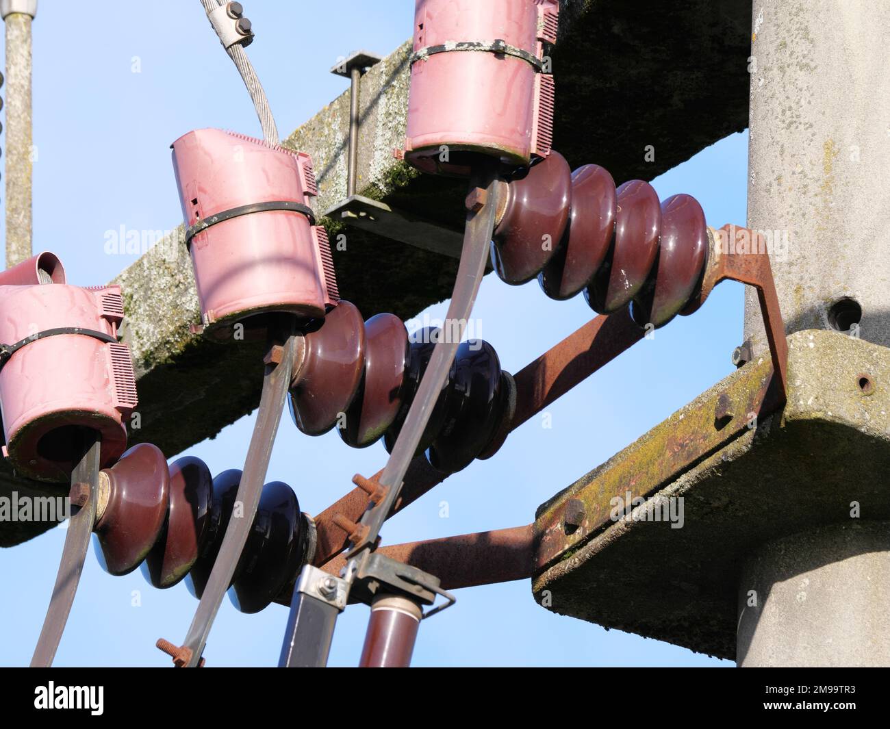 Insulators and suspension of power cables for power supply on high ...