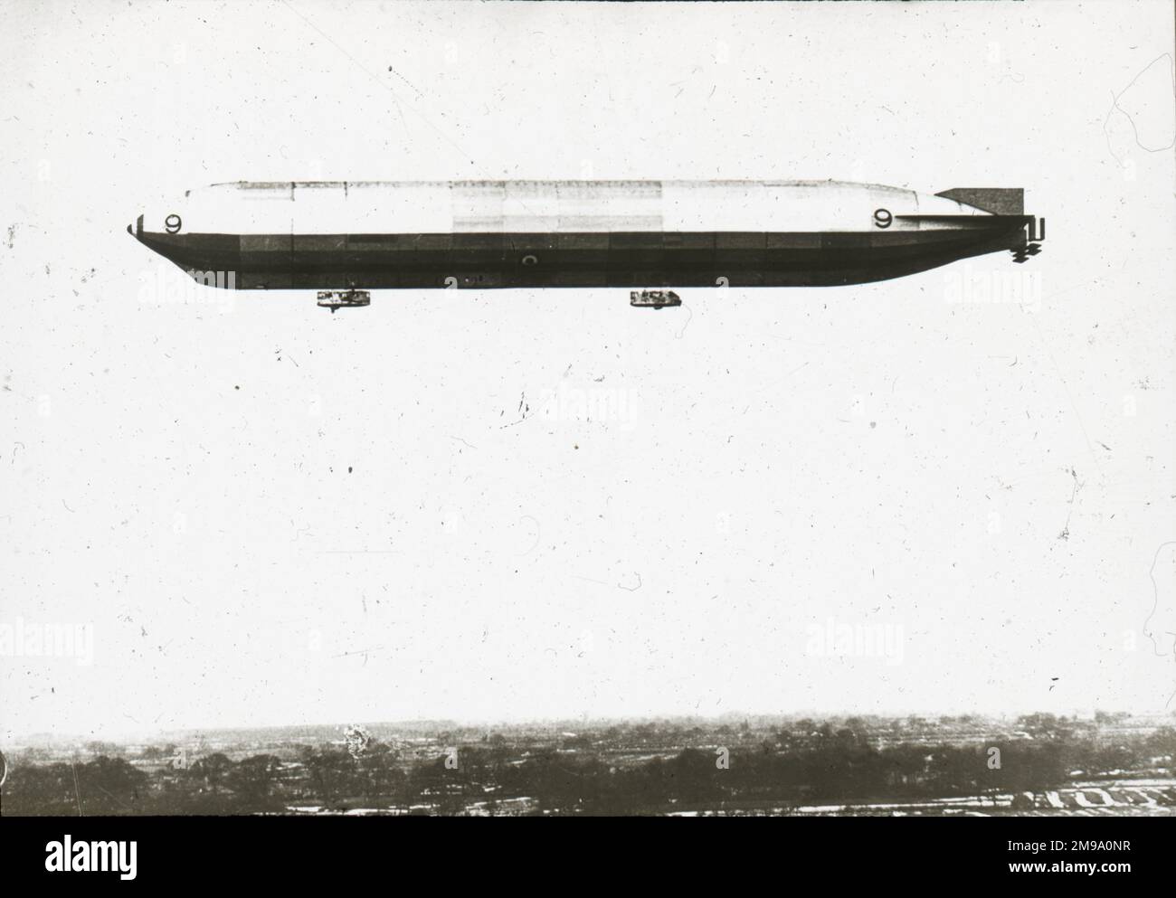 View of an airship hi-res stock photography and images - Alamy