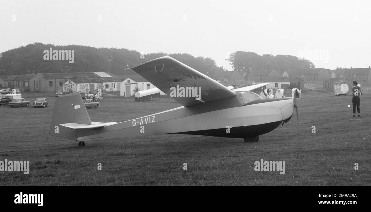 Scheibe SF 25A Motor Falke G-AVIZ (msn 4552). Note that this early ...
