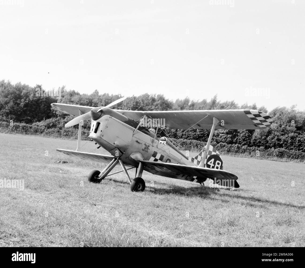 Arrow active 2 hi-res stock photography and images - Alamy