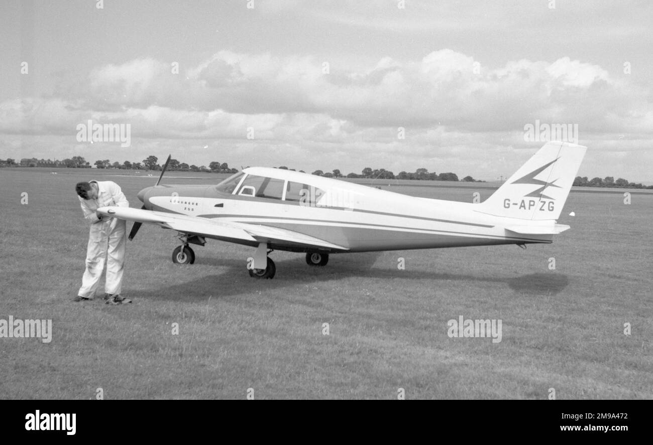 Piper comanche hi-res stock photography and images - Alamy