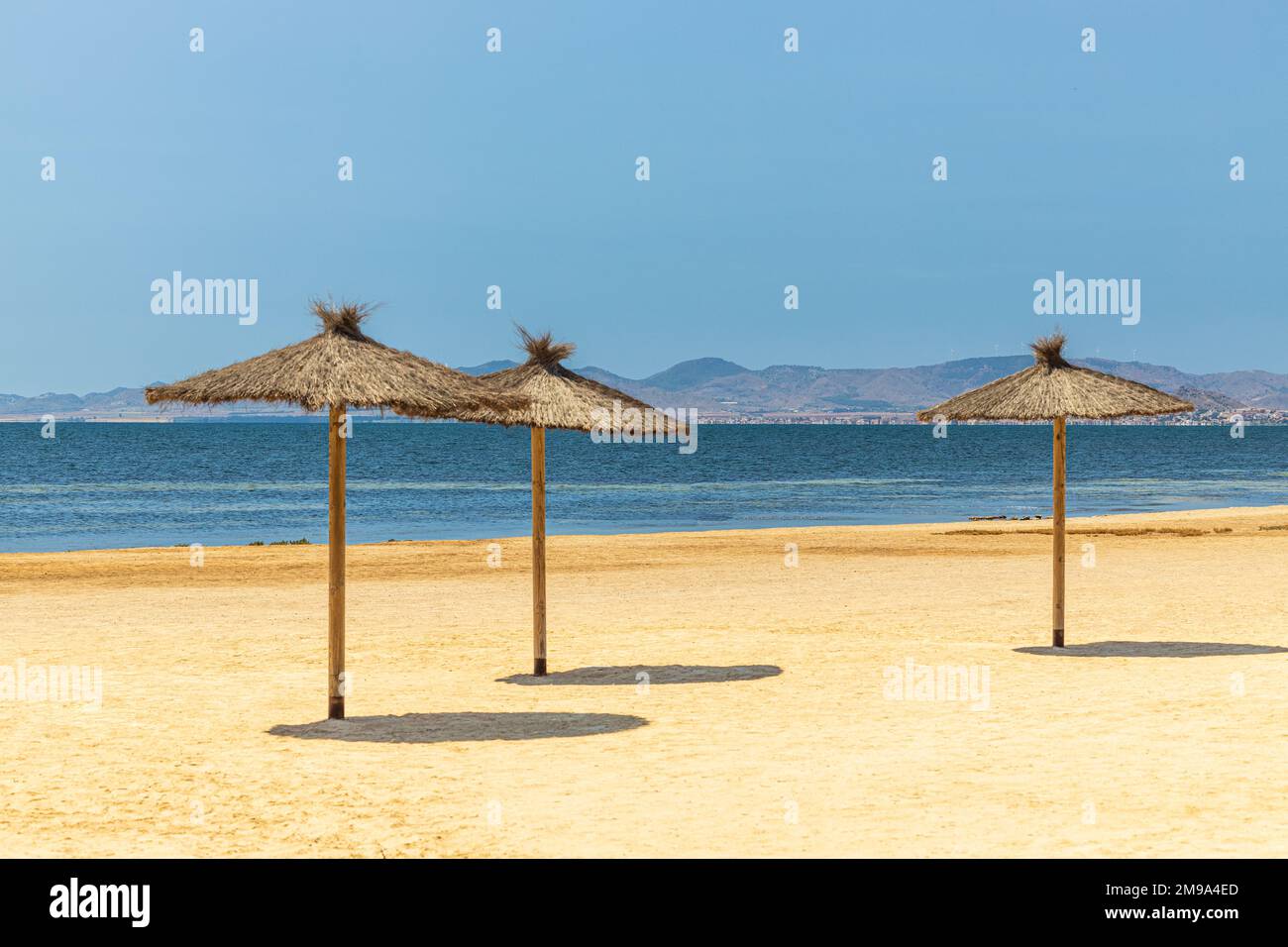 Stroh sonnenschirm hi-res stock photography and images - Alamy