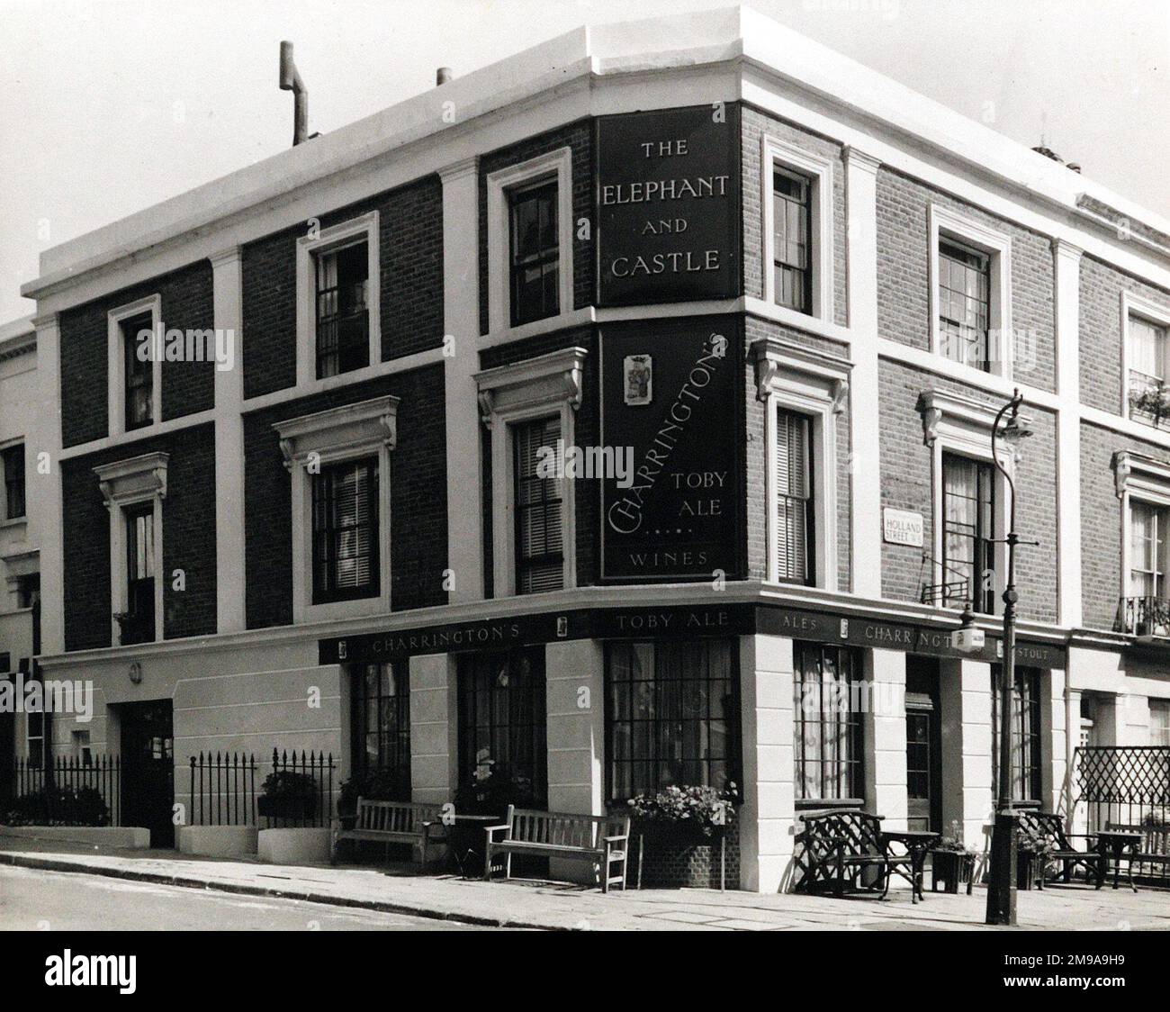 Elephant castle 1960s hi-res stock photography and images - Alamy