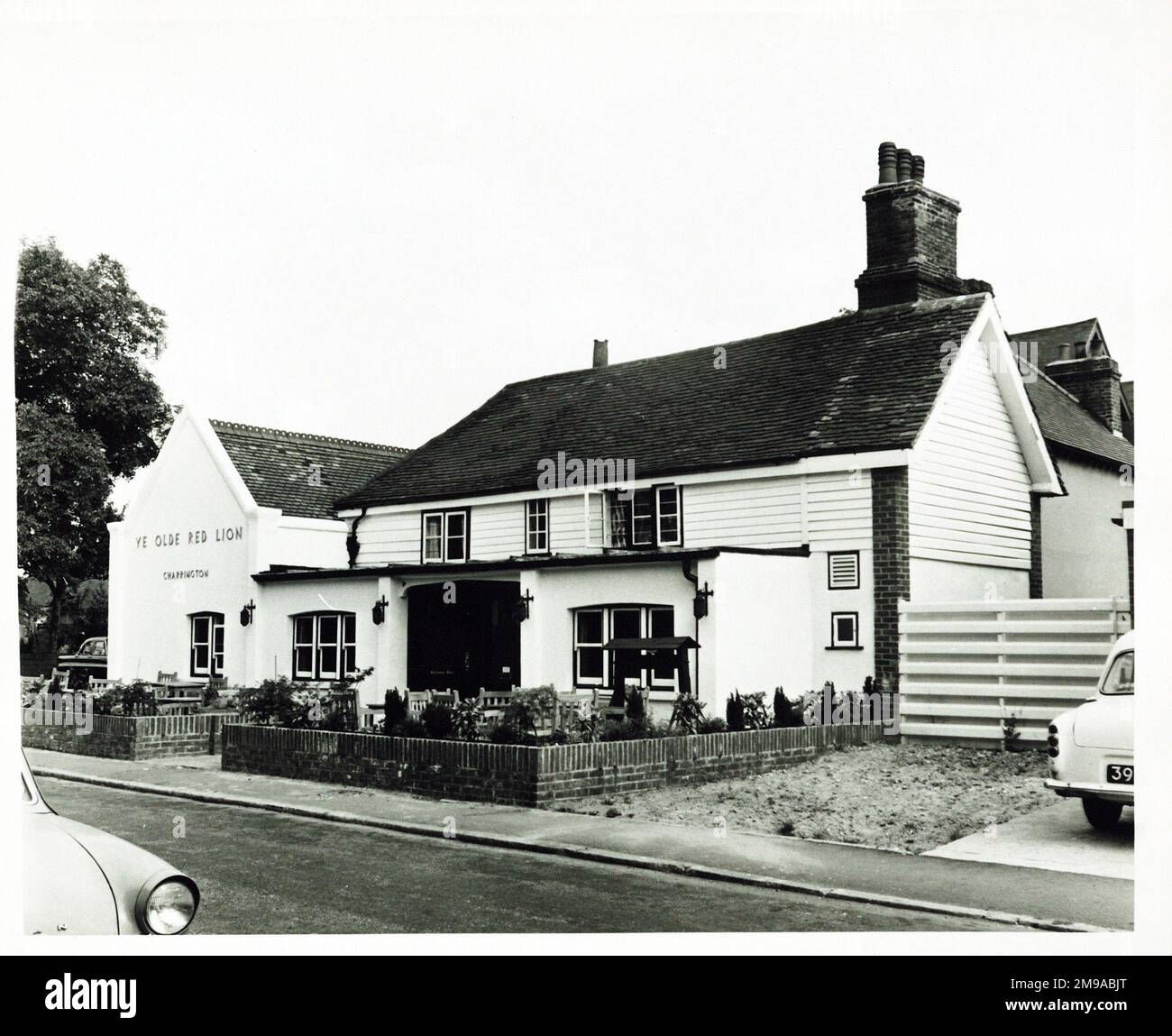Olde red lion hi-res stock photography and images - Alamy