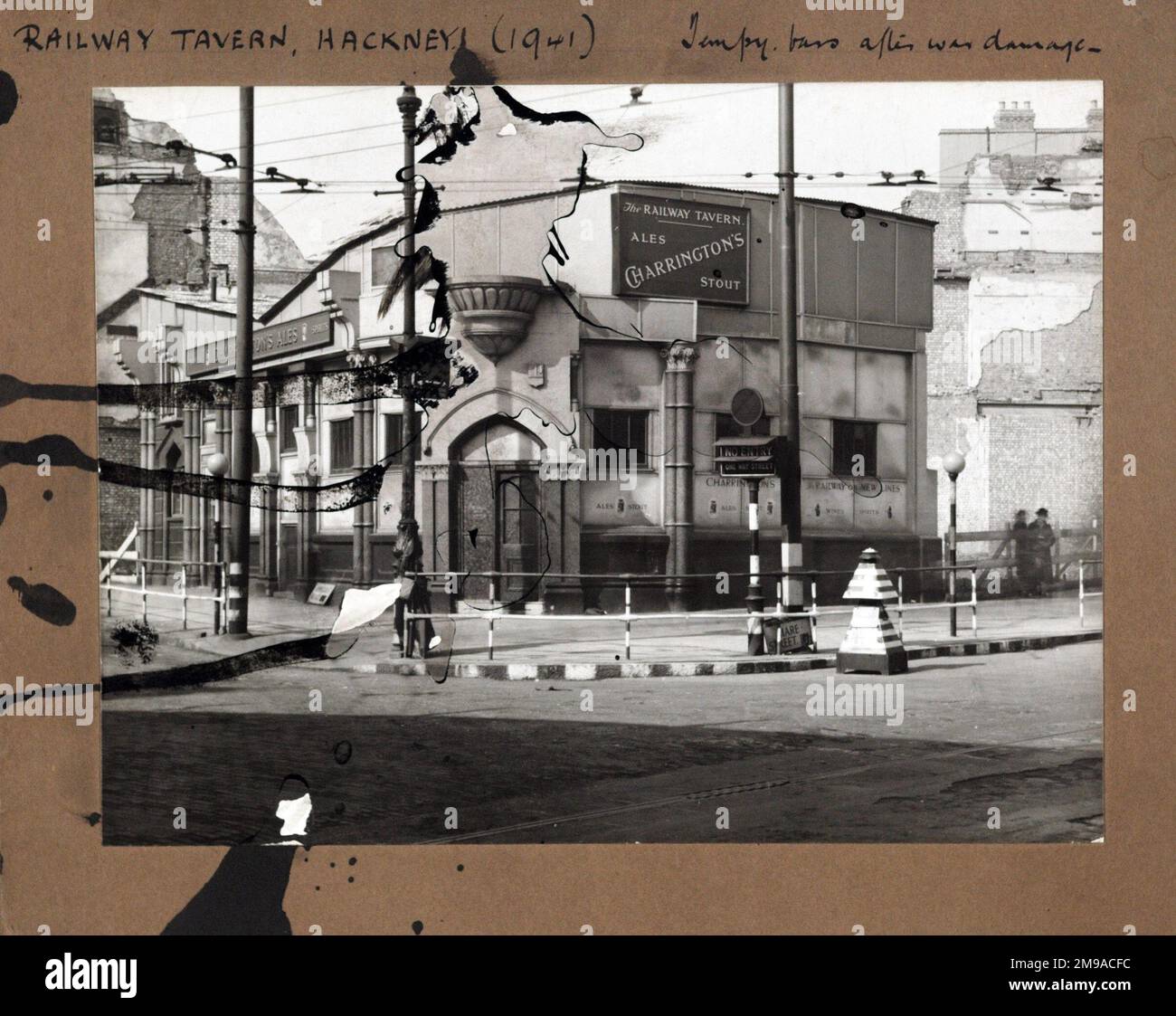 Pub london 1940s hi-res stock photography and images - Alamy