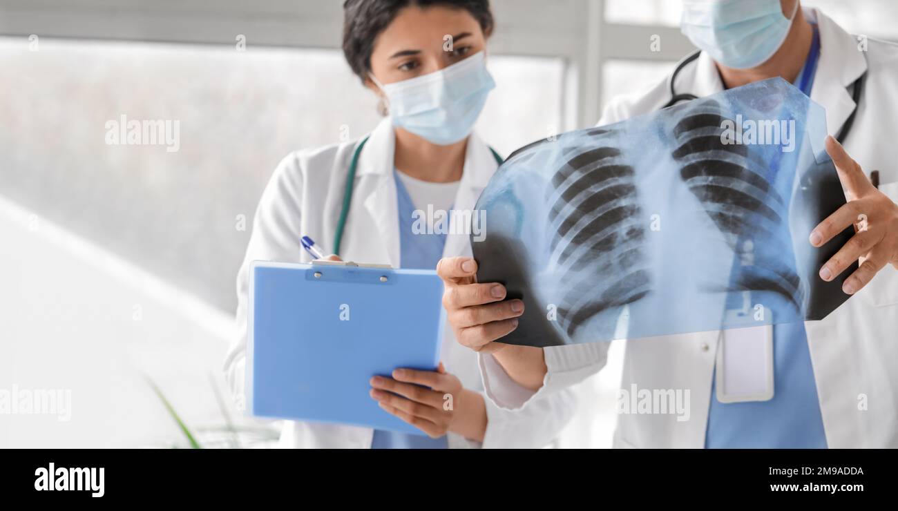 Doctors with x-ray image of lungs in clinic Stock Photo - Alamy