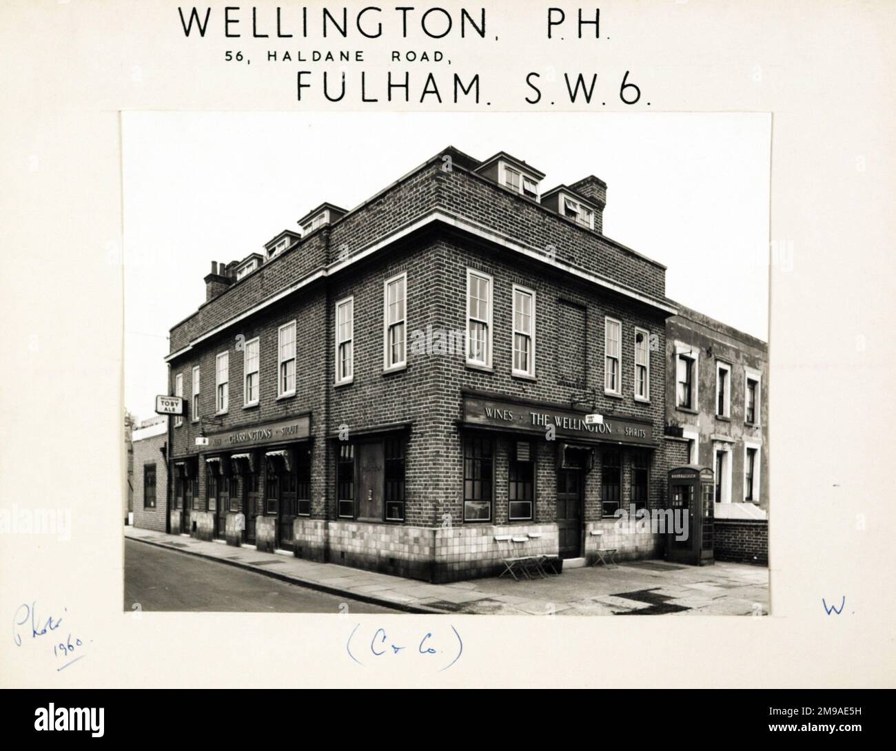 Wellington pub london hi-res stock photography and images - Alamy