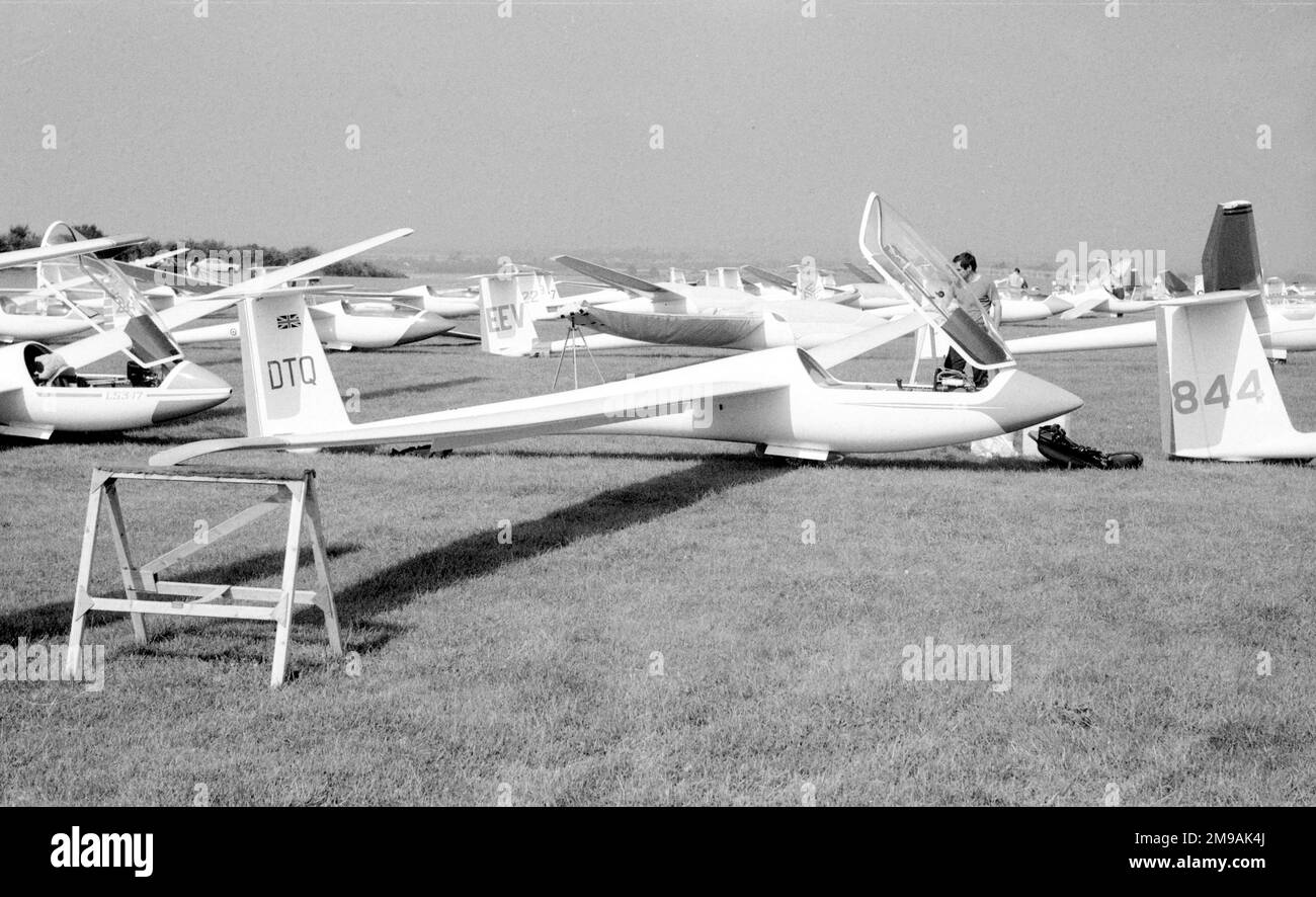Schleicher ASW20 'DTQ', on the launch grid at a gliding competition in ...