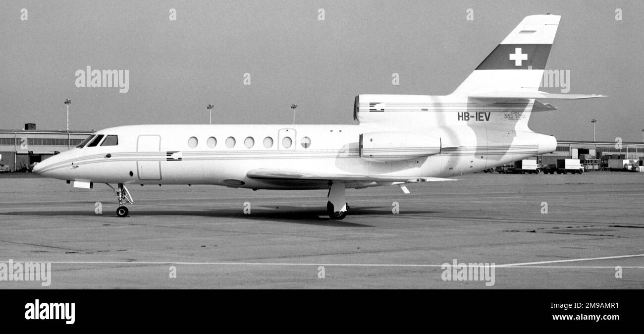 Dassault falcon 50 flying hi-res stock photography and images - Alamy