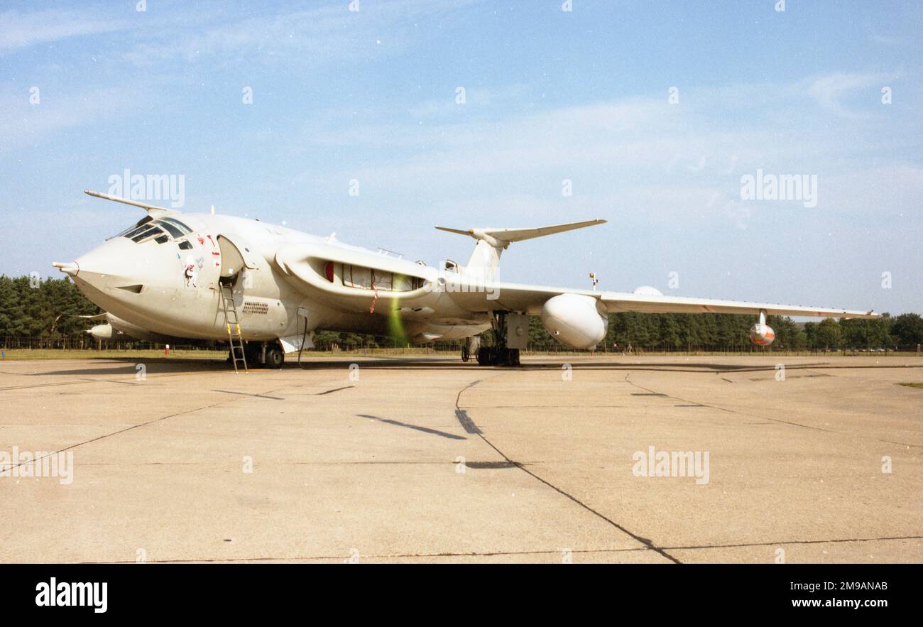 Royal Air Force - Handley Page Victor K.2 XL164 'Saucy Sal' of No.55 ...
