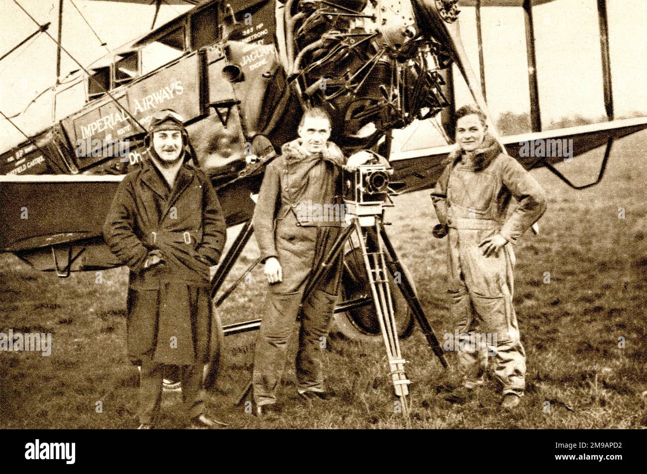 Camera tripod 1920s hi-res stock photography and images - Alamy