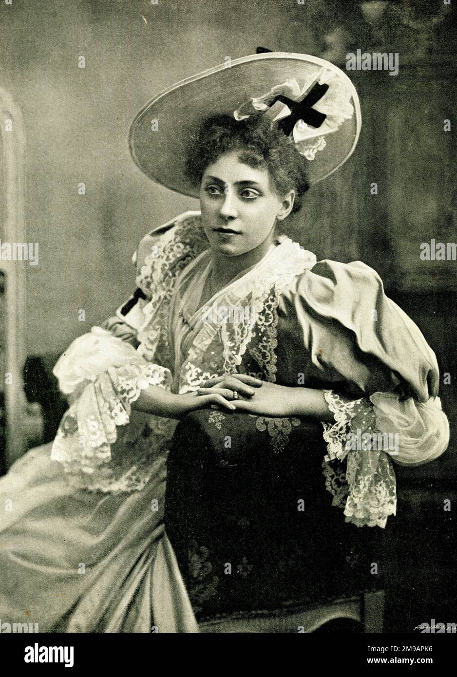 Actress hat hi-res stock photography and images - Alamy