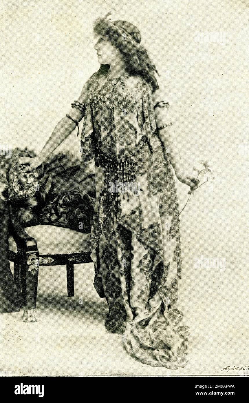 Sarah Bernhardt, French actress, as Cleopatra Stock Photo - Alamy