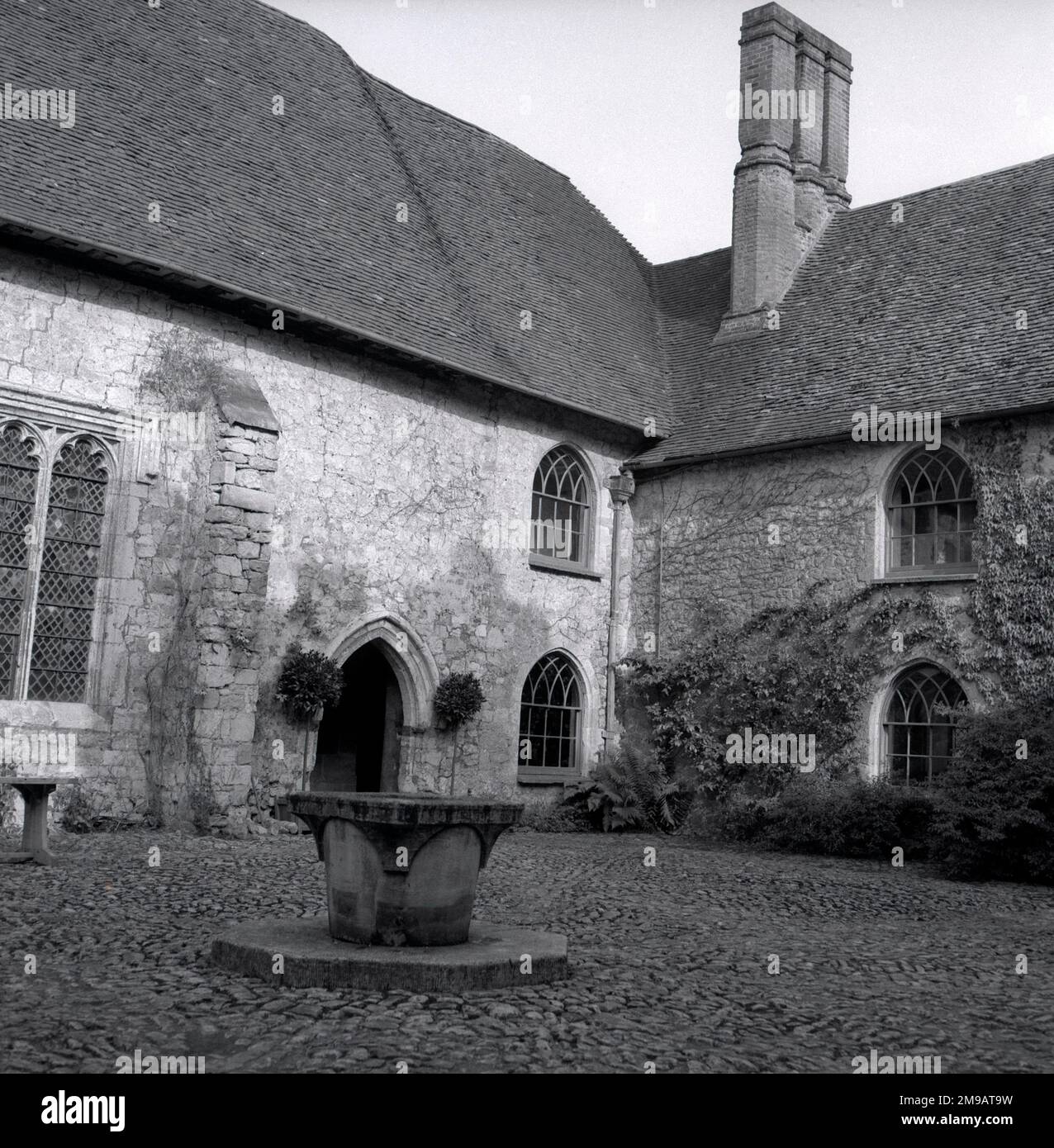 Ightham mote medieval moated manor house hi-res stock photography and ...