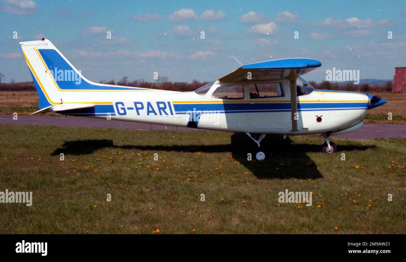 Cessna 172RG Cutlass RG G-PARI (msn 172RG-0010 Stock Photo - Alamy