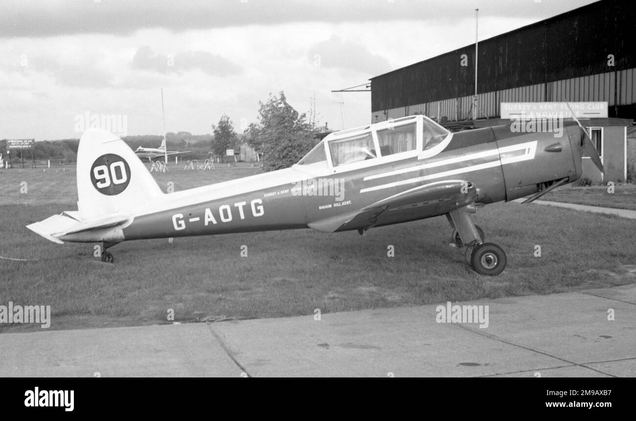 de Havilland DHC-1 Chipmunk 22 G-AOTG (msn C1/0541), of Surrey and Kent ...