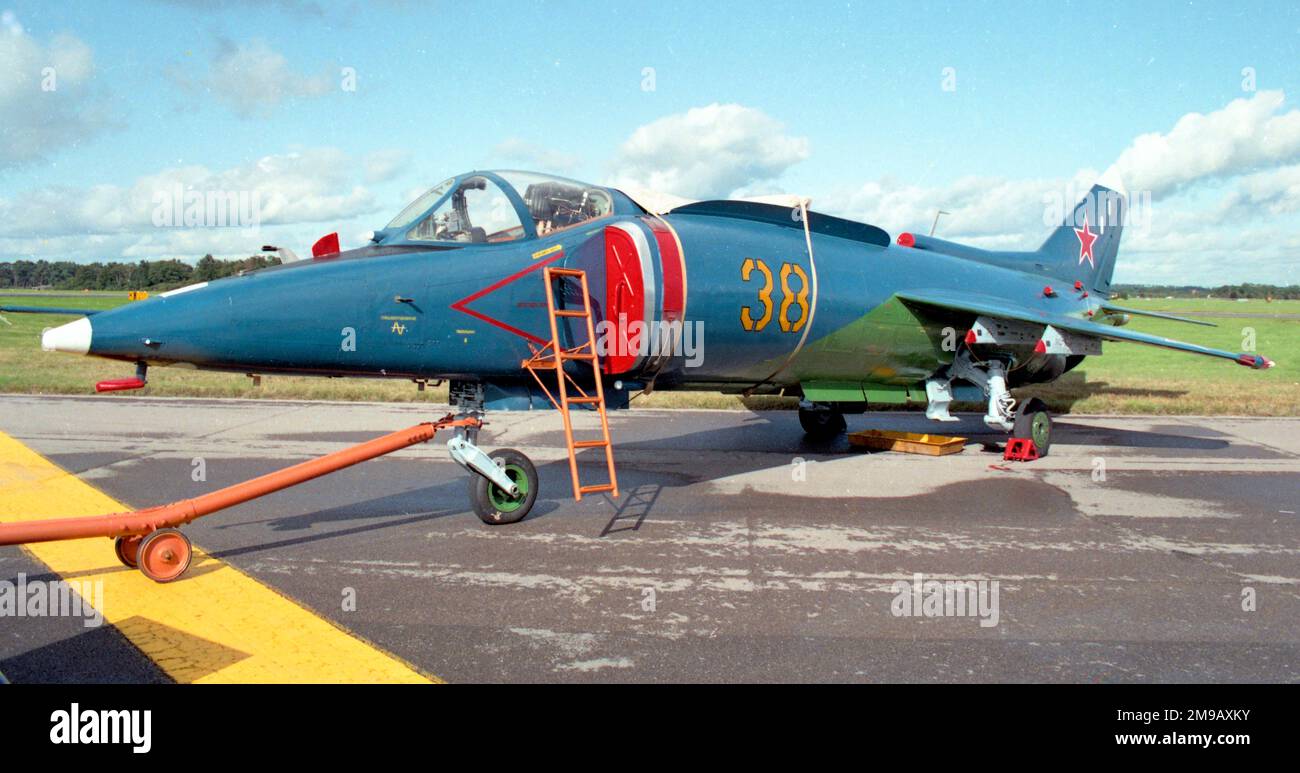 Russian Naval Aviation - Yakovlev Yak-38M '38 Yellow (msn 7977821504/92 ...