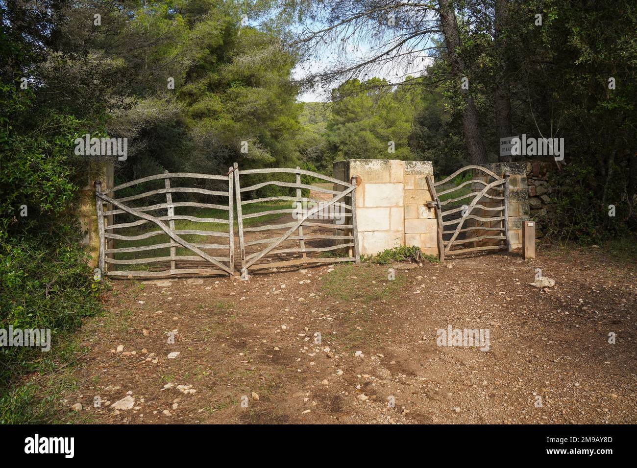 Cami de Valls, old wooden gate, hiking trails of Menorca, GR 223 ...