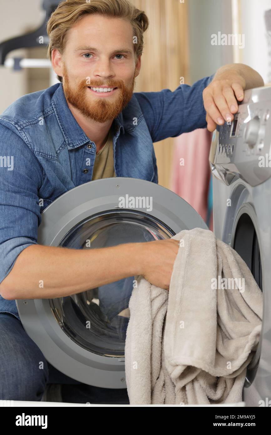 Man loading washing machine hi-res stock photography and images - Alamy