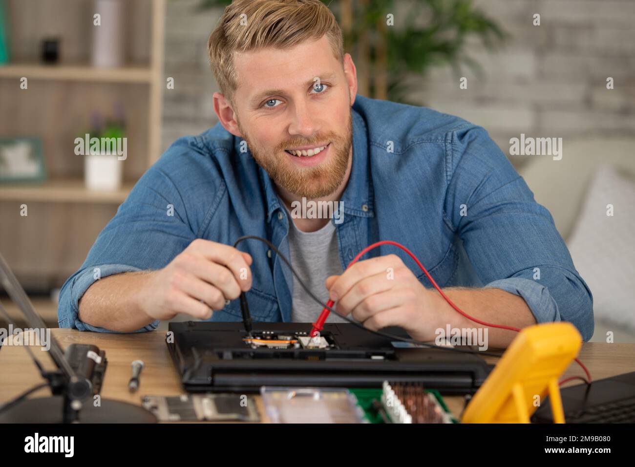 Technical troubleshooting hi-res stock photography and images - Alamy