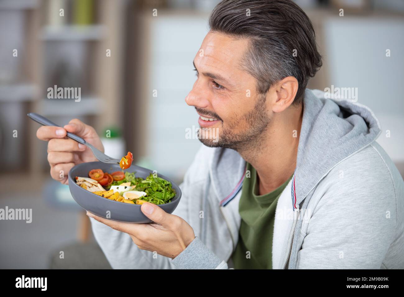 a man eating a healthy meal at home Stock Photo - Alamy