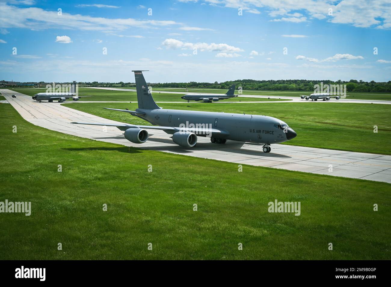 The 155th Air Refueling Wing's KC-135R Stratotanker's practice taxiing ...