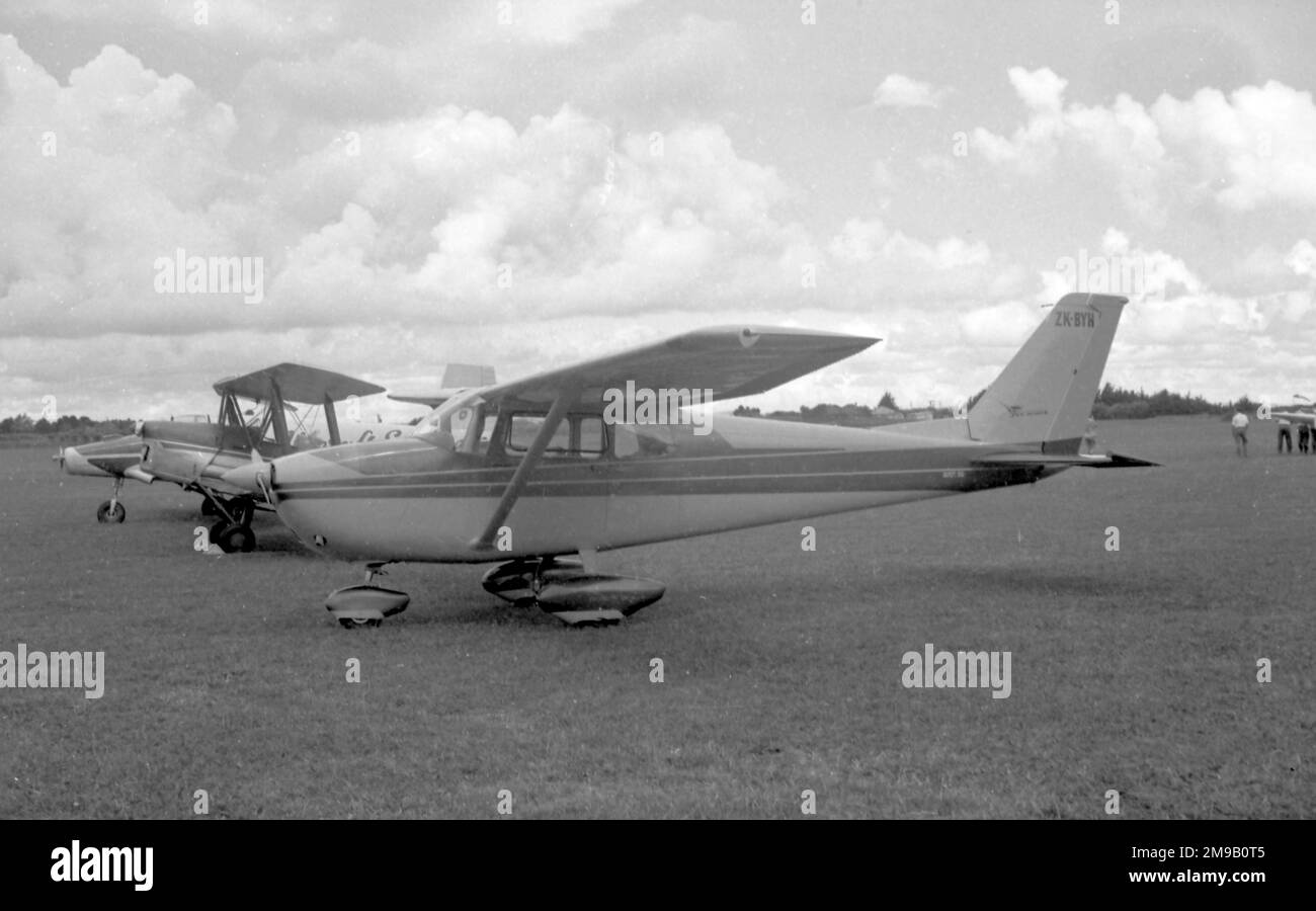 Cessna aircraft take off Black and White Stock Photos & Images - Alamy
