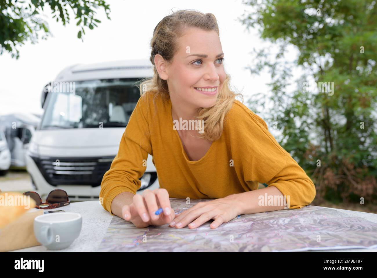 young tourist woman searching right direction on map Stock Photo - Alamy