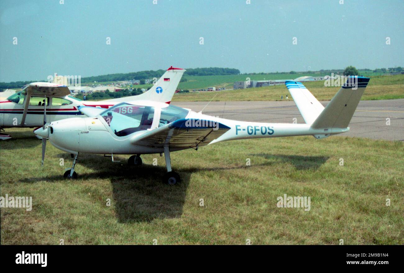 Avión robin hi-res stock photography and images - Alamy