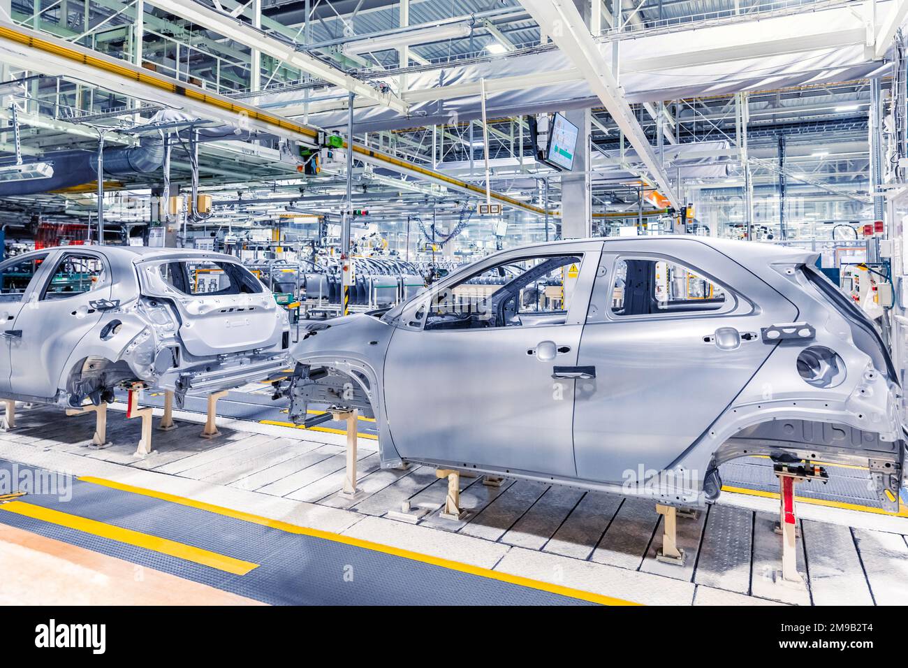 Assembling cars on conveyor line Stock Photo - Alamy