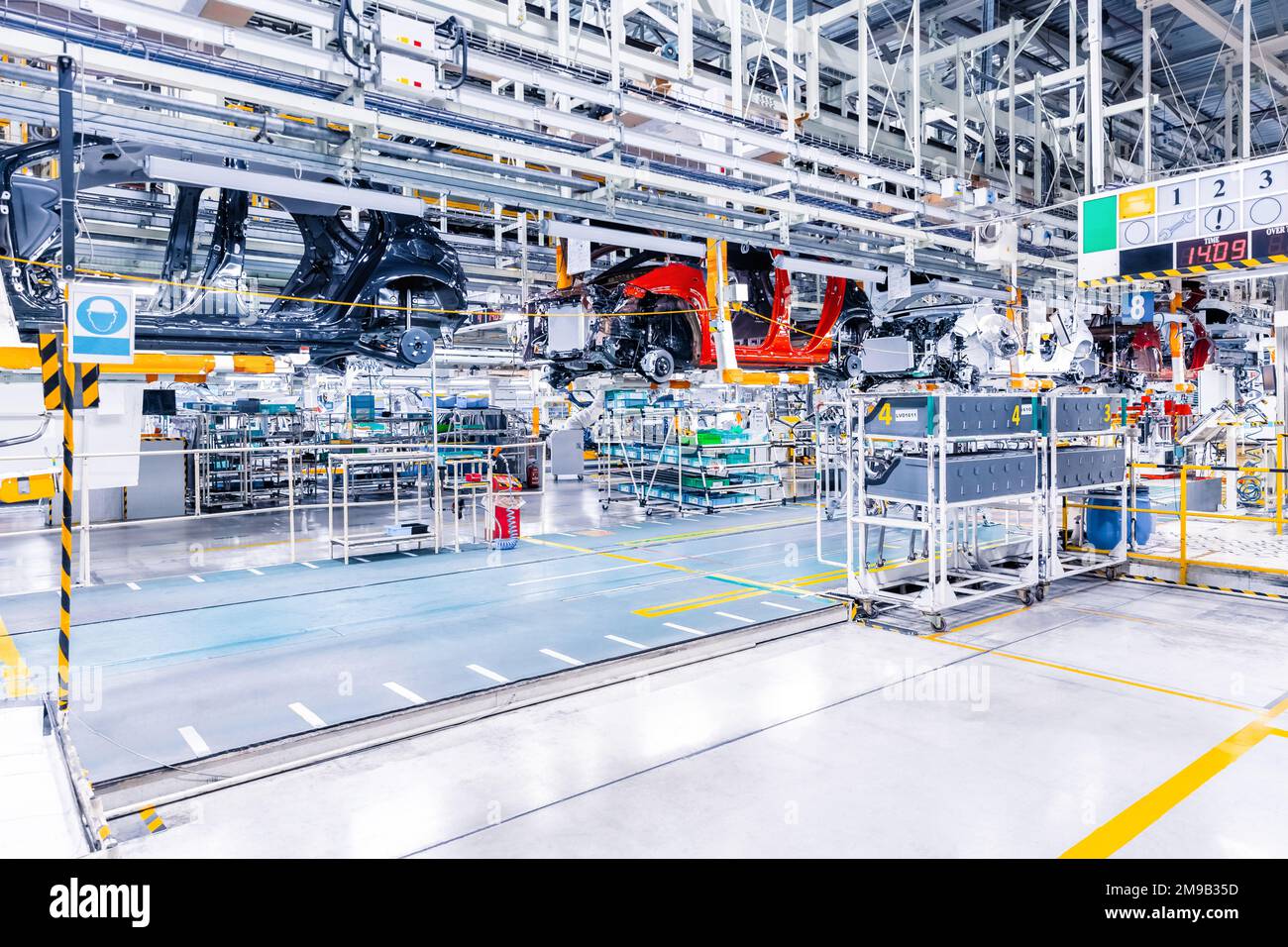 Assembling cars on conveyor line Stock Photo - Alamy