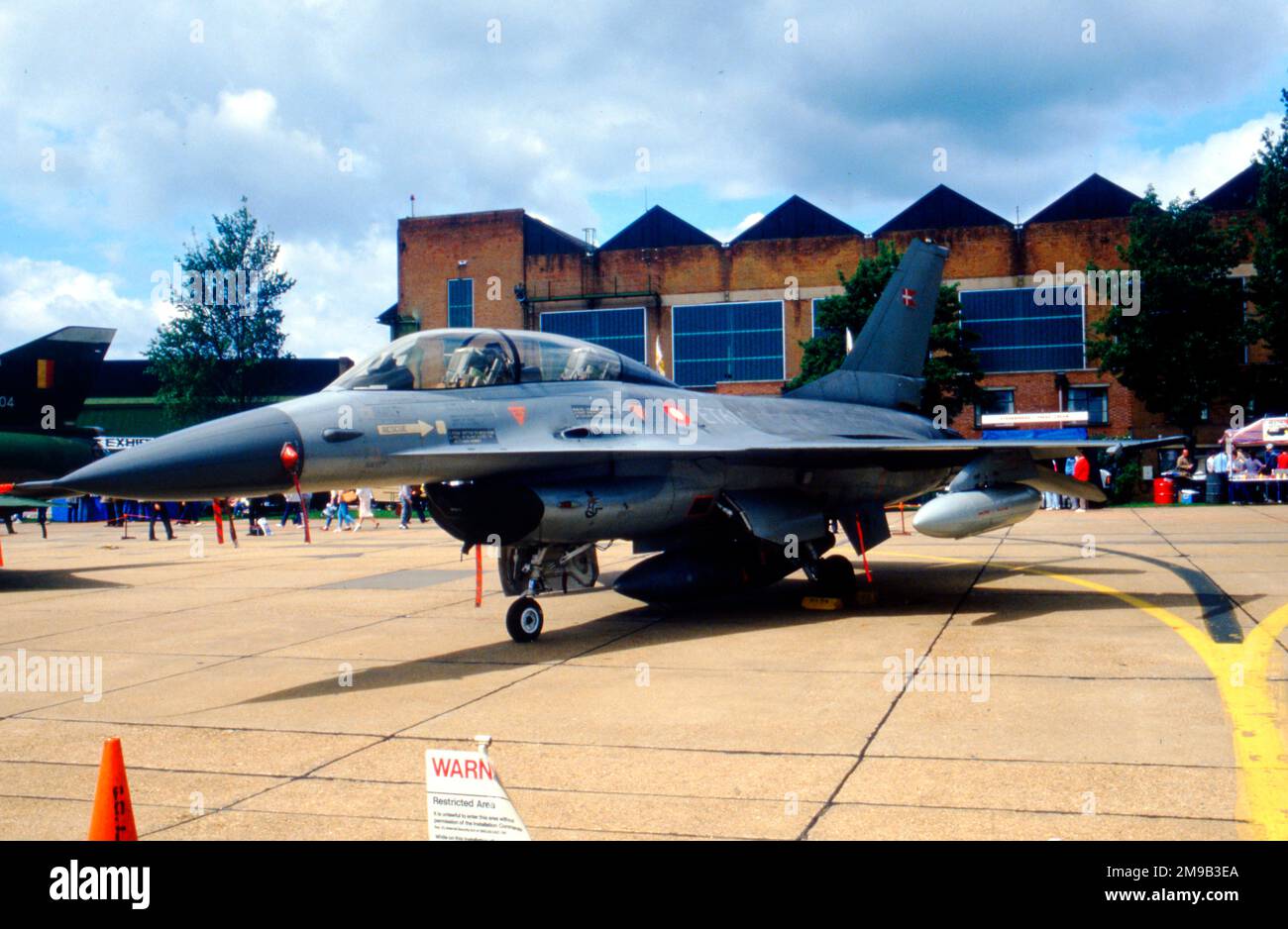 FlyvevÃ¥bnet - General Dynamics F-16B Fighting Falcon ET-614 (msn 6G-11 ...