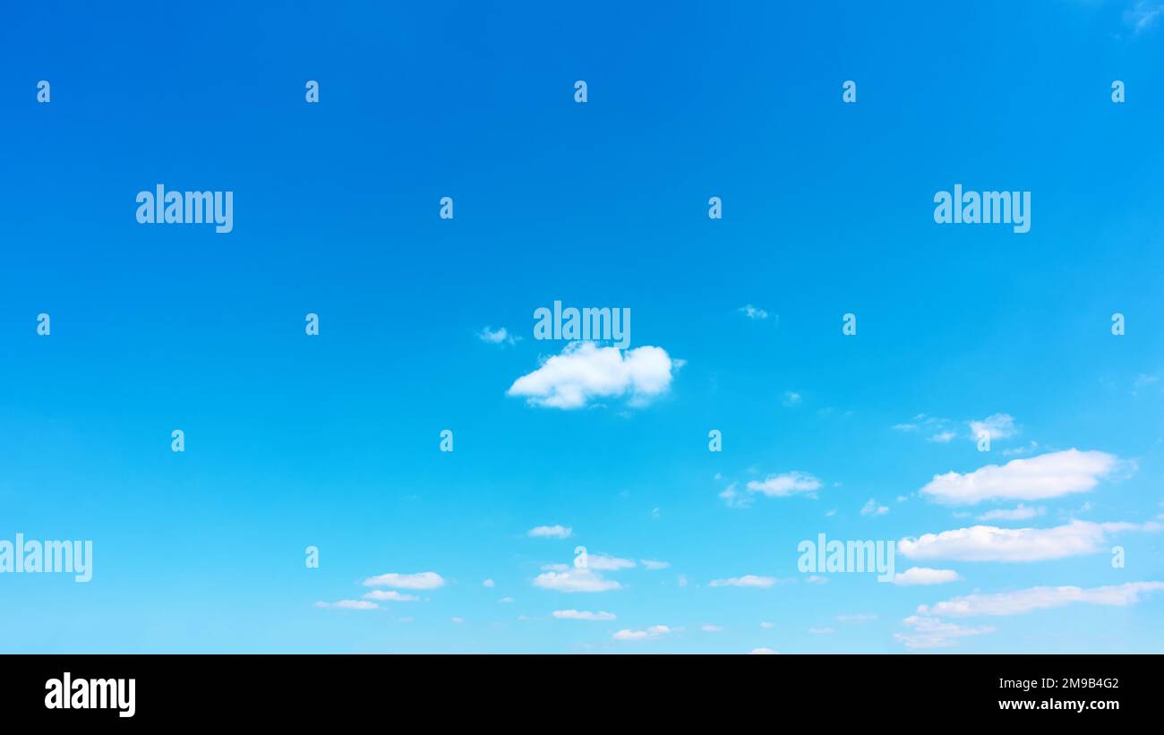Clear blue sky background hi-res stock photography and images - Alamy