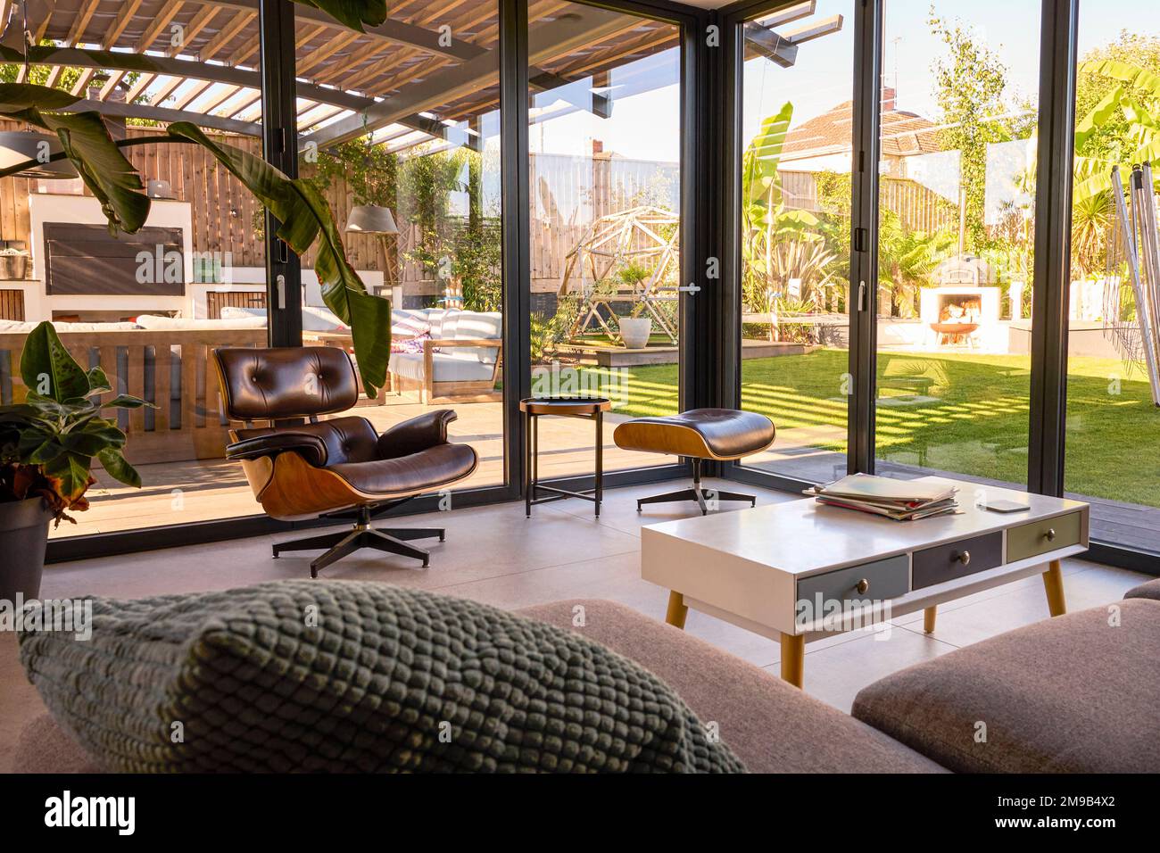 Modern house looking out hi-res stock photography and images - Alamy