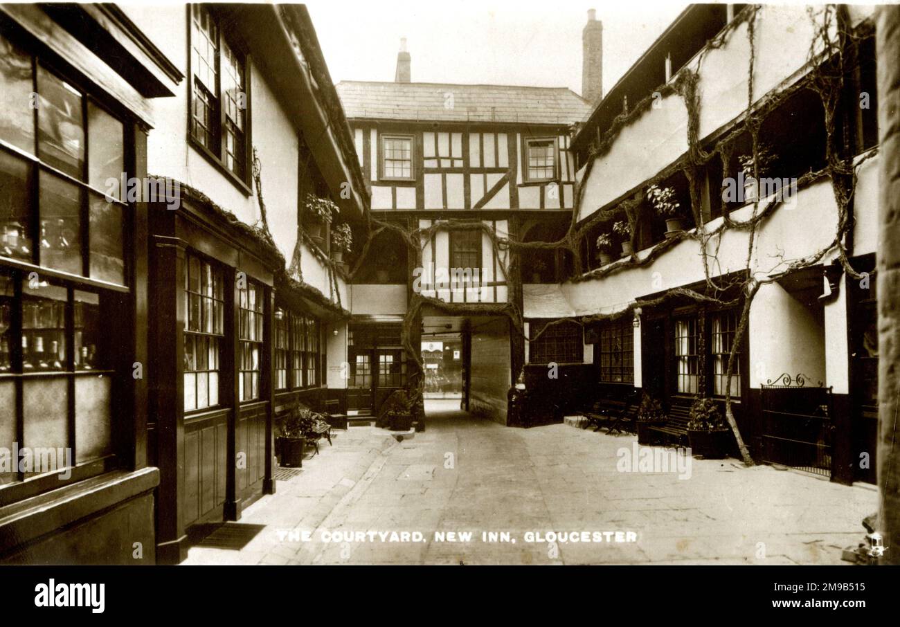 The Courtyard, New Inn, Gloucester Stock Photo - Alamy