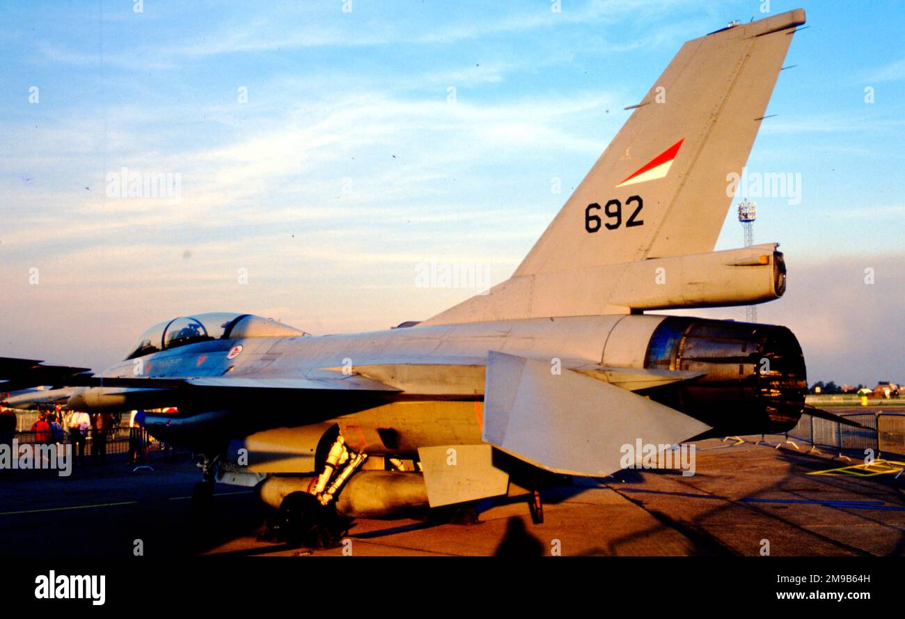 Luftforsvaret - General Dynamics F-16B Fighting Falcon 692 (msn 6L-11 ...