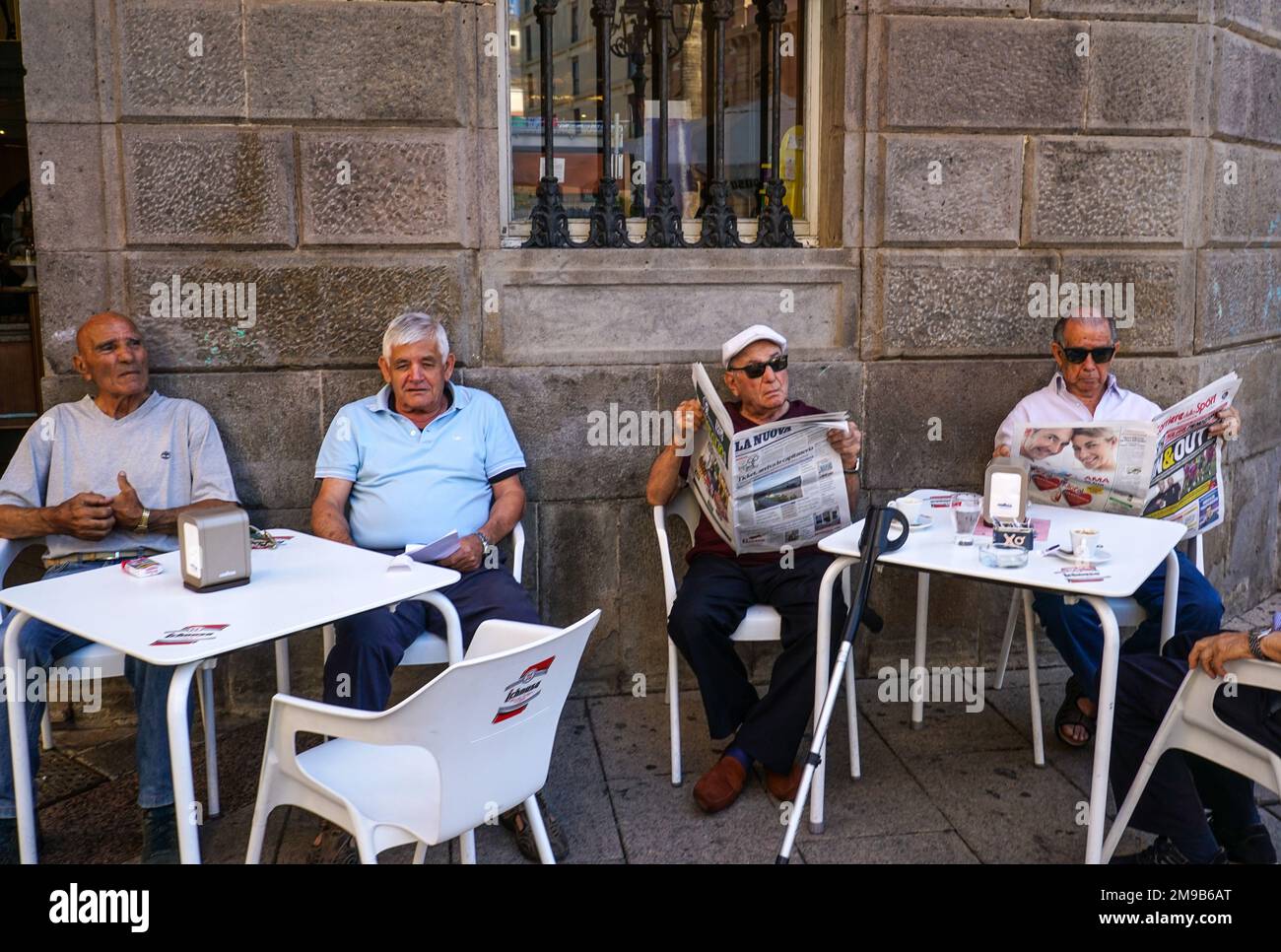 Italy men newspaper hi-res stock photography and images - Alamy