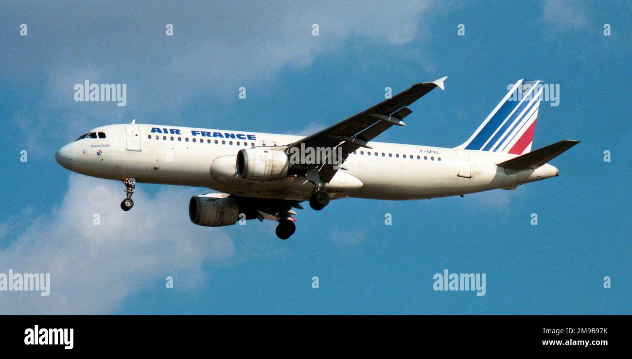 Airbus A320-211 F-GFKL (msn 101), of Air France, on approach to Athens ...