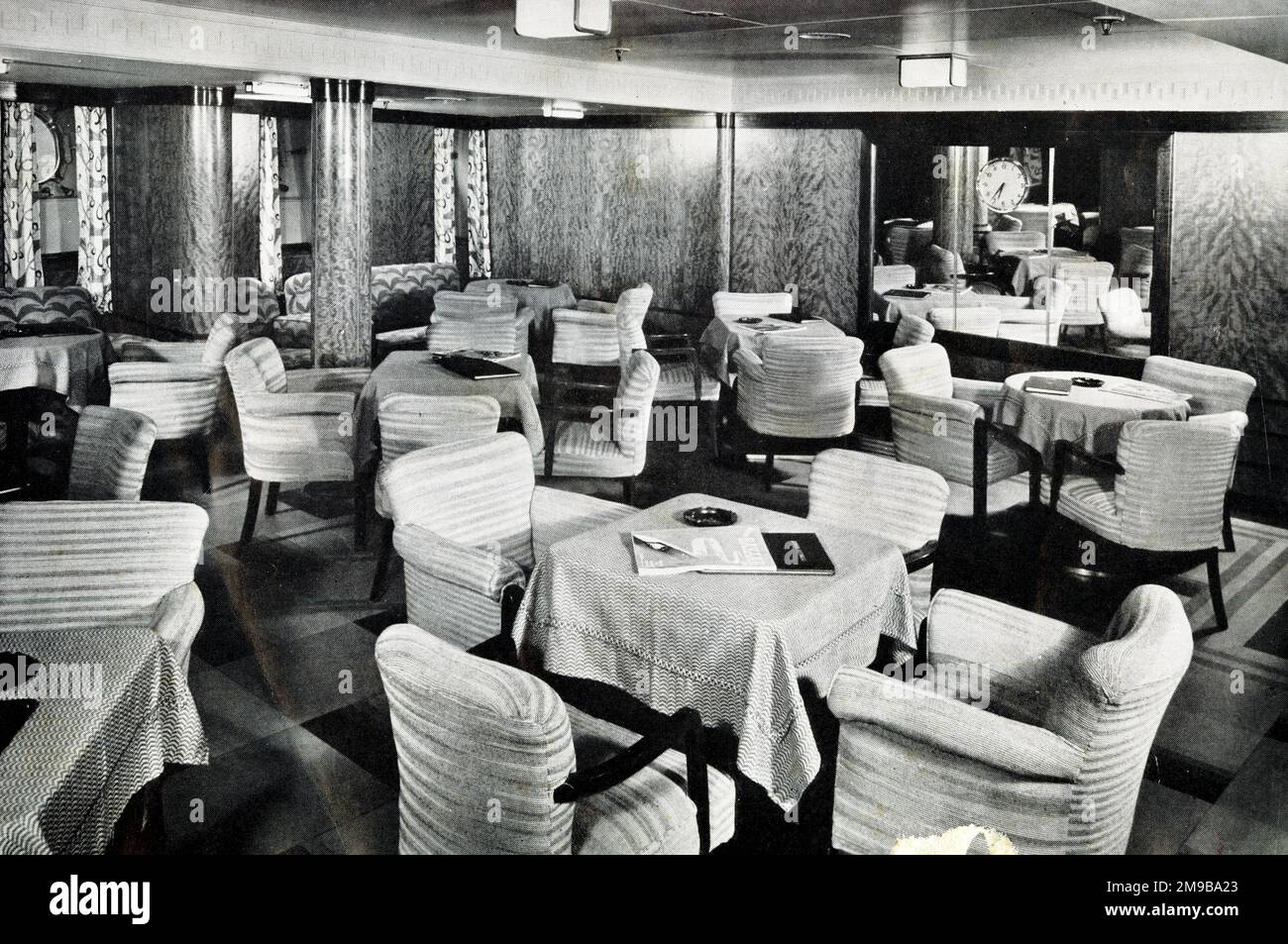 RMS Queen Mary, Lounge, January 1949 Stock Photo - Alamy
