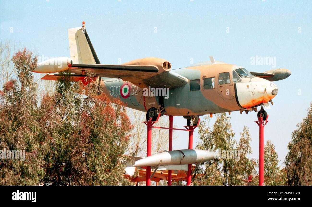 Gate guard aircraft hi-res stock photography and images - Alamy