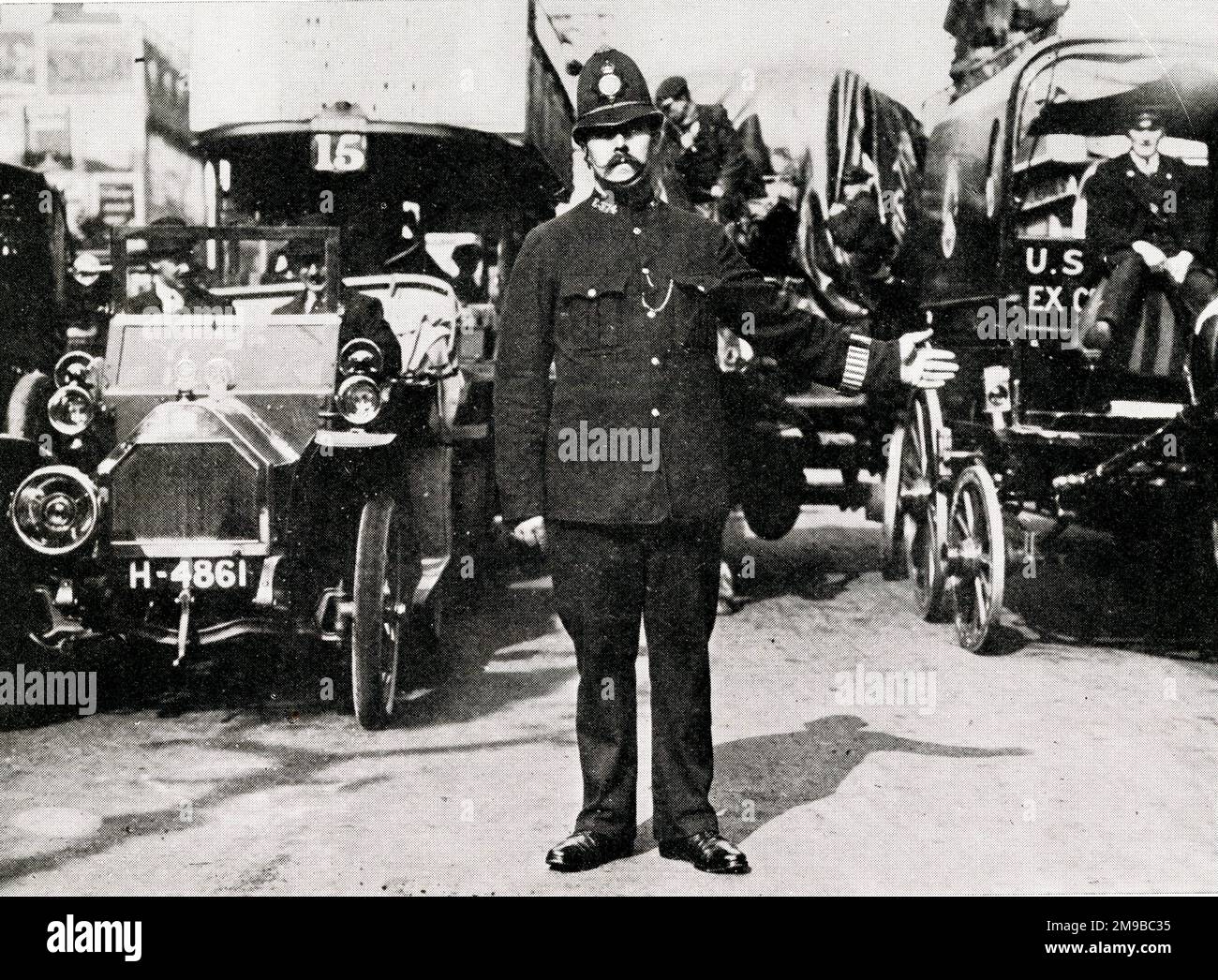 Policeman london 1920s hi-res stock photography and images - Alamy