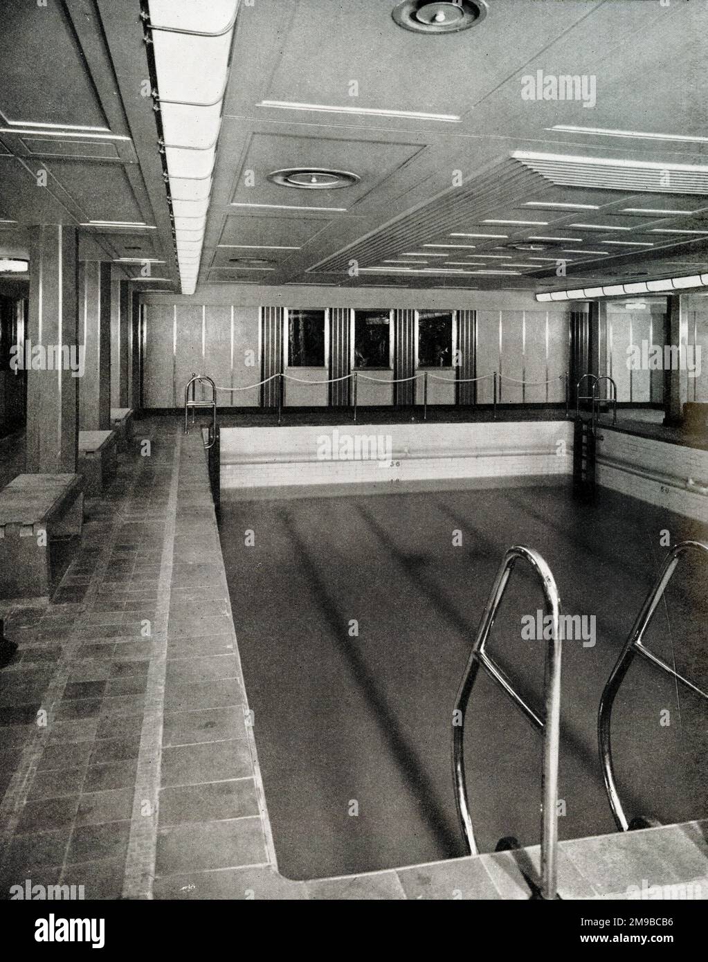 Ships swimming pool hi-res stock photography and images - Alamy